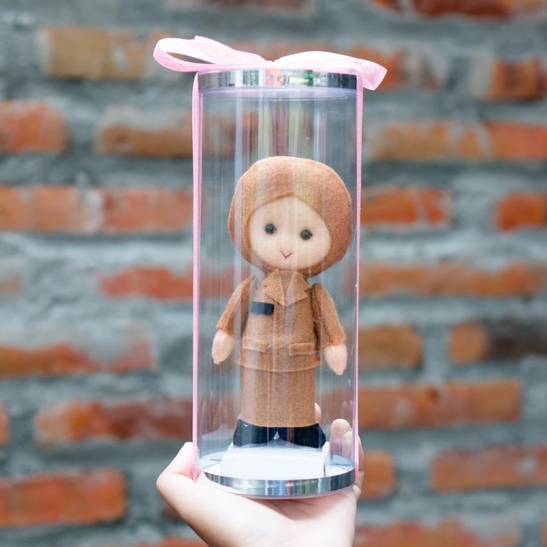 Boneka Flanel Guru Box Mika Custom - Kado Wisudaku