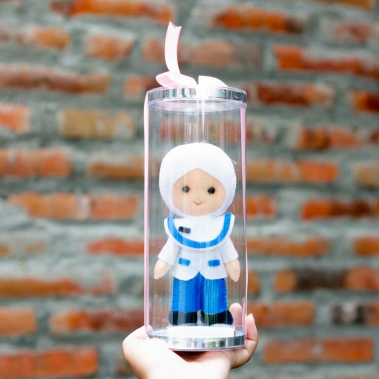 Boneka Flanel Perawat Box Mika Custom - Kado Wisudaku