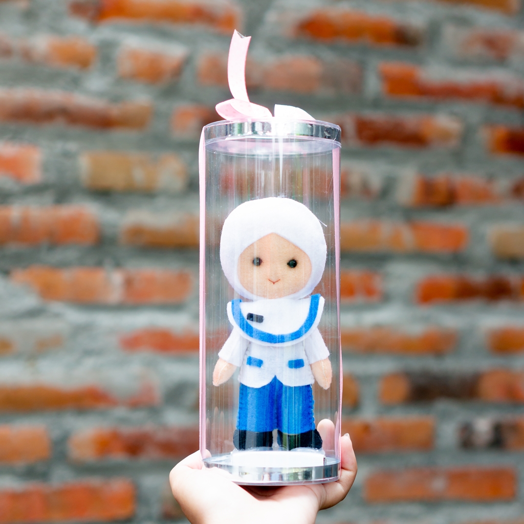 Boneka Flanel Perawat Box Mika Custom - Kado Wisudaku