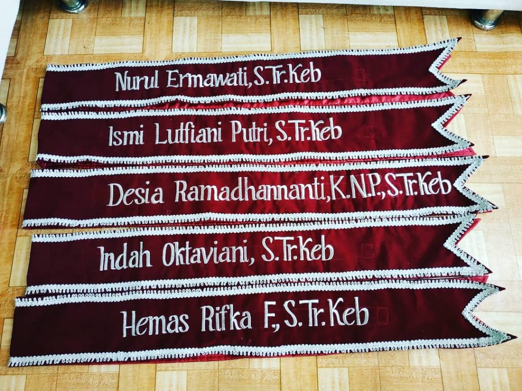 Selempang Wisuda Bludru Renda Custom Jogja - Kado Wisudaku