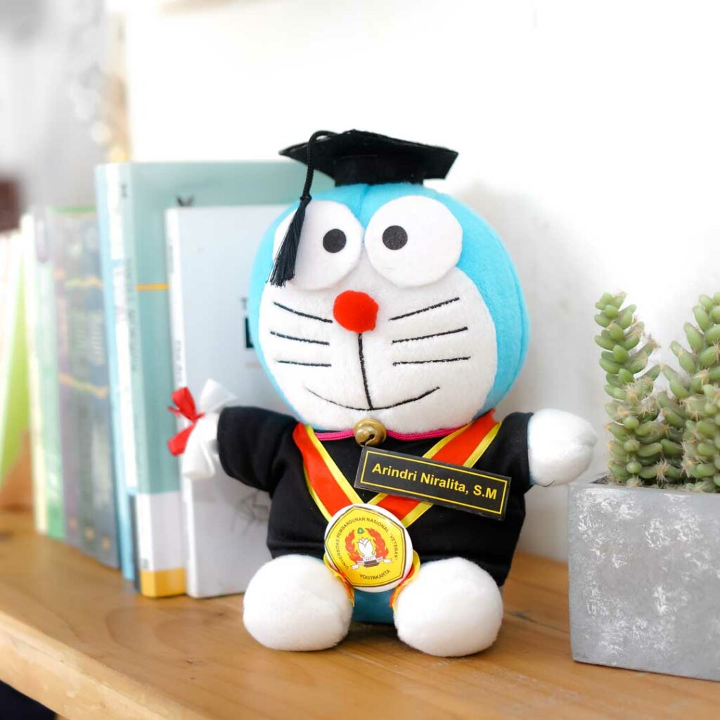 Kado Wisuda Boneka Doraemon Small - Kado Wisudaku