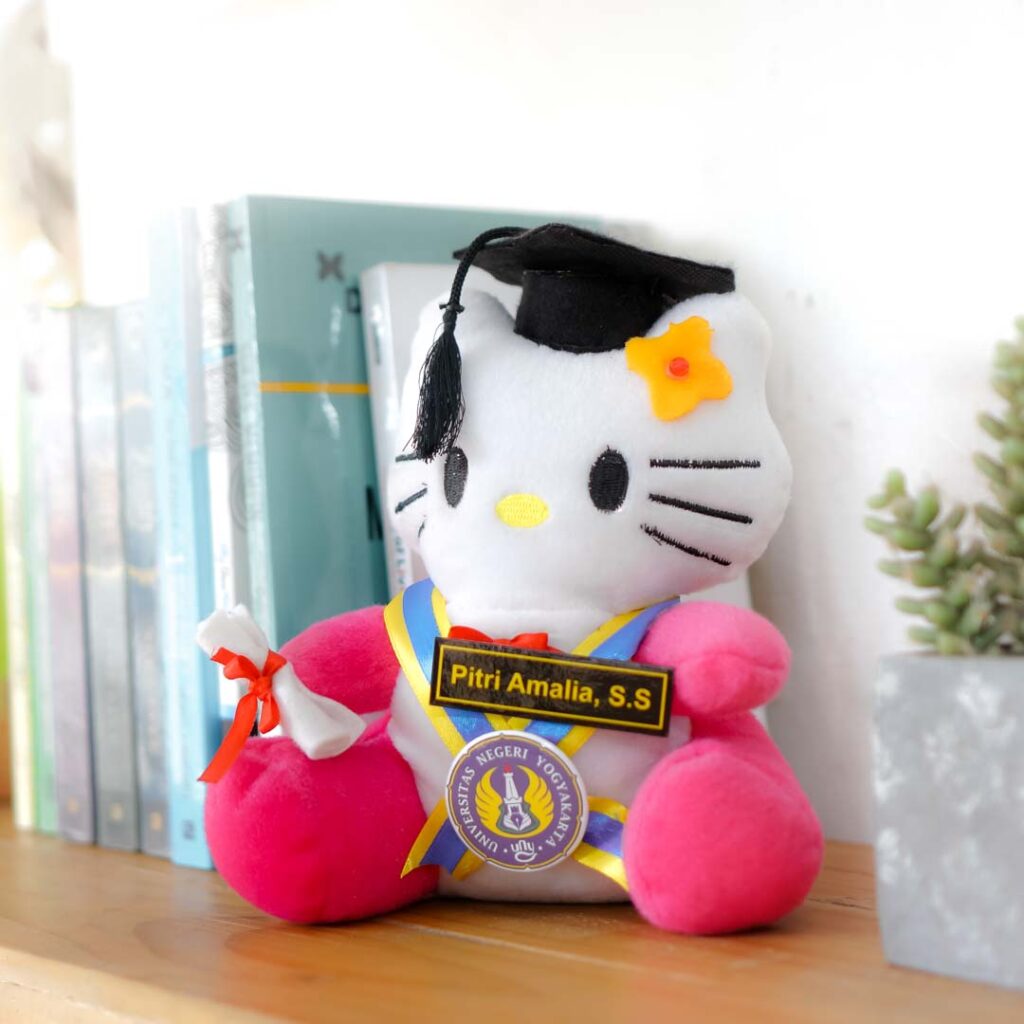 Kado Wisuda Boneka Hello Kitty Small - Kado Wisudaku