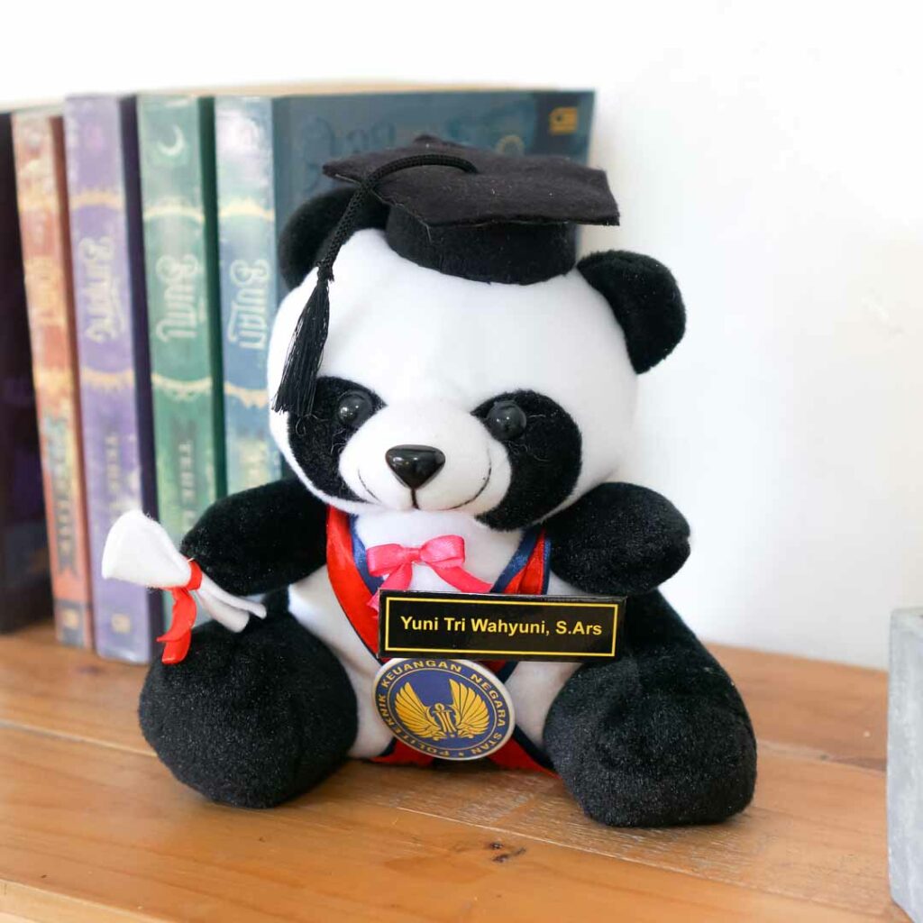 Kado Wisuda Boneka Panda Small - Kado Wisudaku