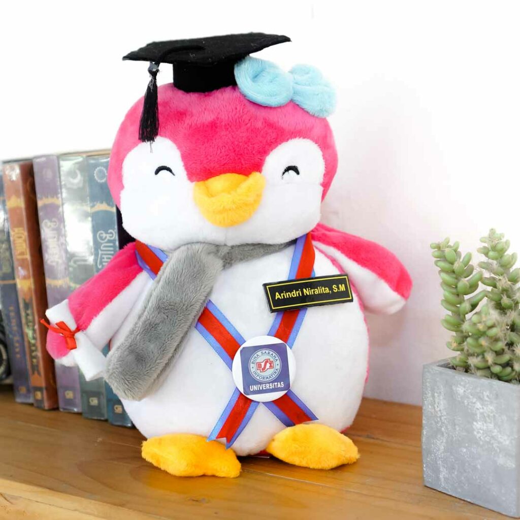 Kado Wisuda Boneka Pinguin Medium Pink Syal - Kado Wisudaku