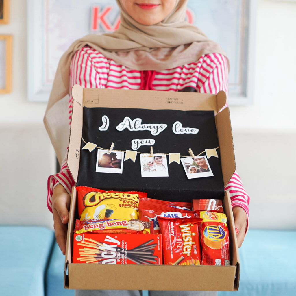 Kado Anniv Snack Box Hampers Custom Foto Polaroid - Kado Wisudaku