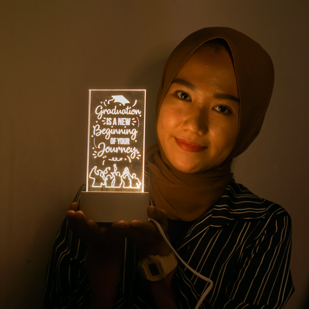 Plakat Lampu LED Akrilik Kado Wisuda Custom - Kado Wisudaku