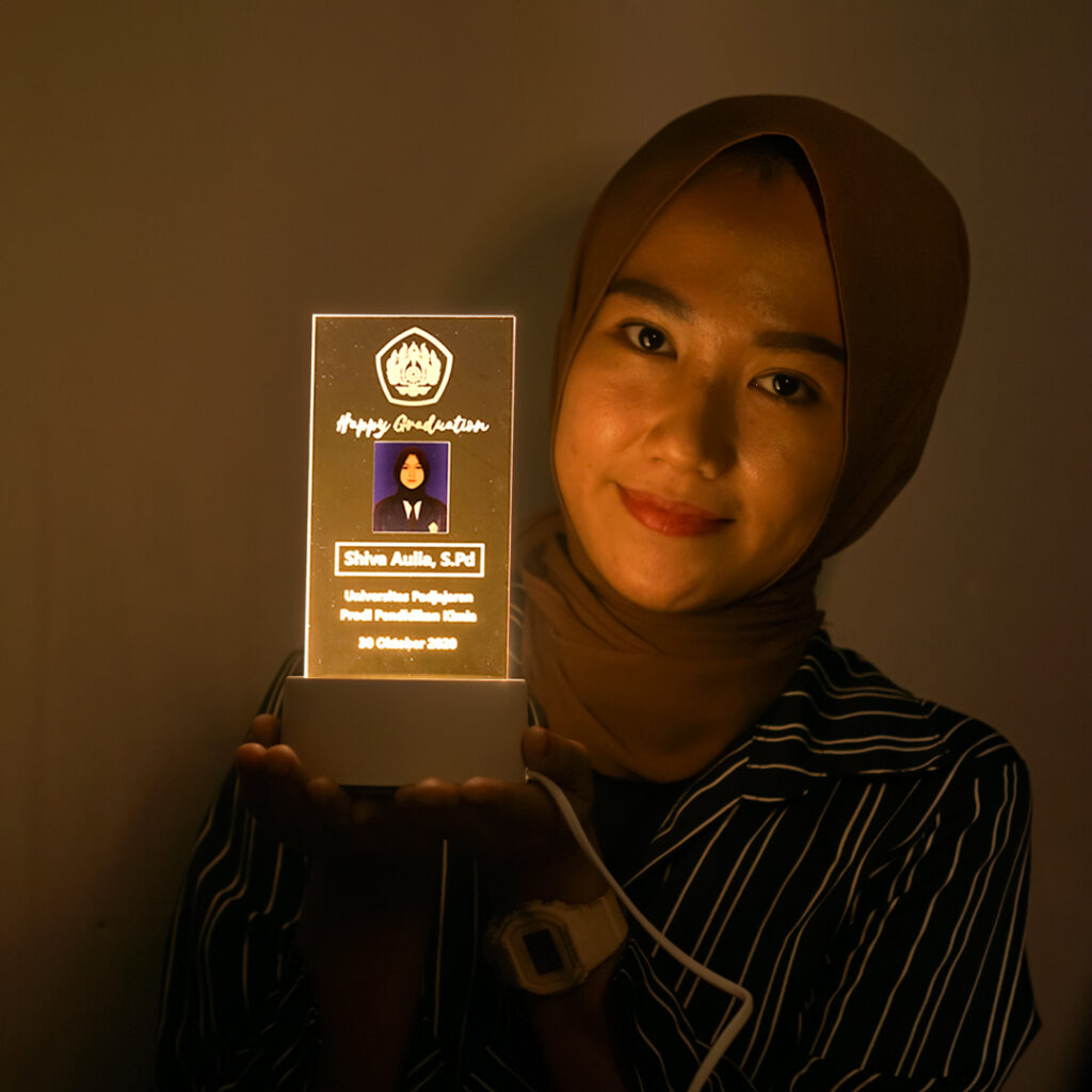 Plakat Lampu LED Custom Kado Wisuda - Kado Wisudaku
