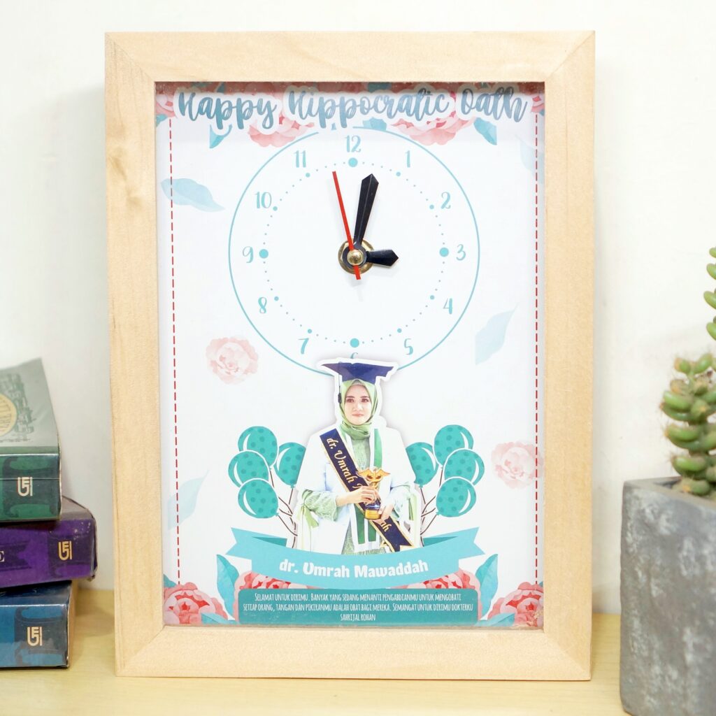 2D Jam Frame Bingkai Kayu ANTI PECAH Kado Wisuda - Kado Wisudaku