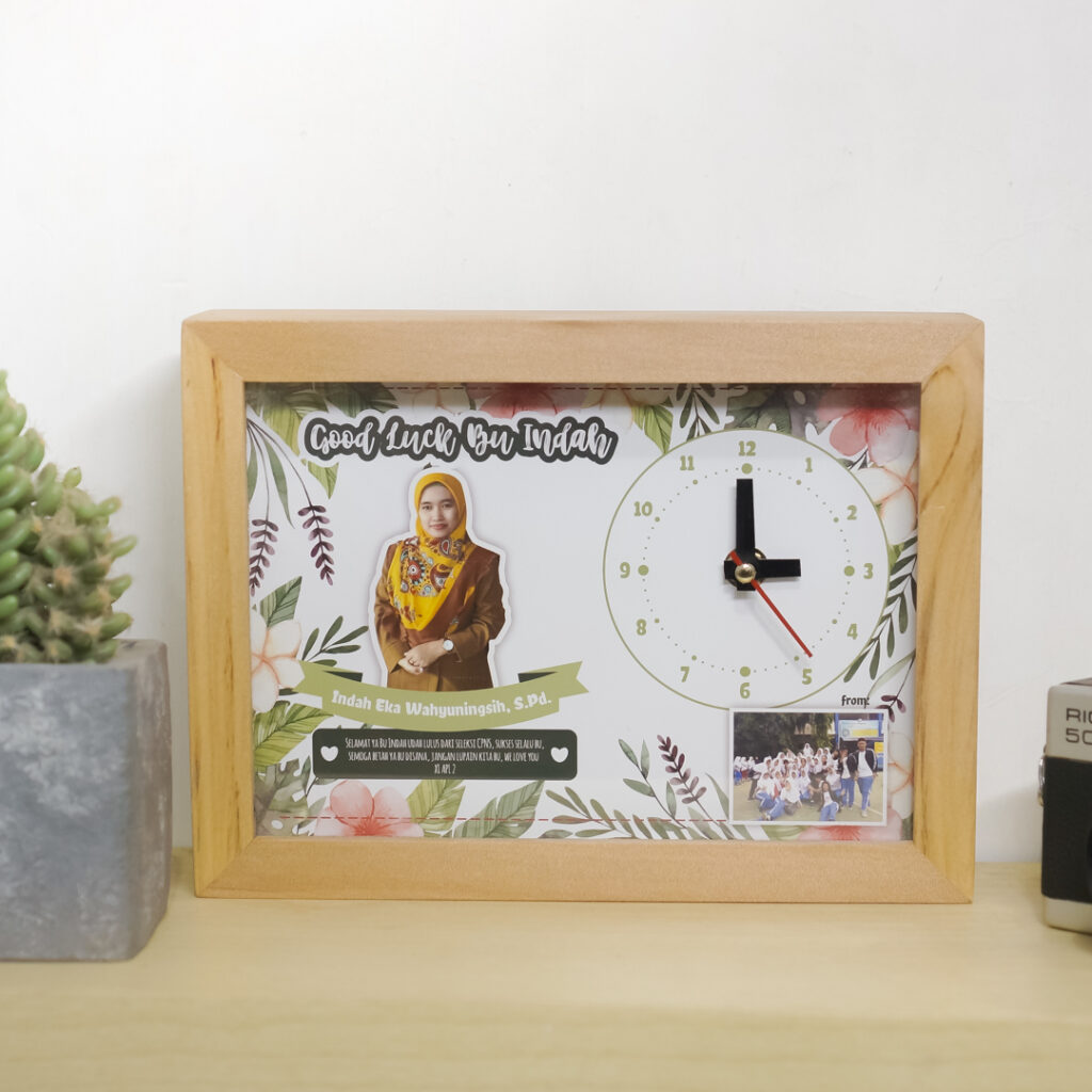Jam Custom 2D Scrapframe Bingkai Kayu - Kado Wisudaku