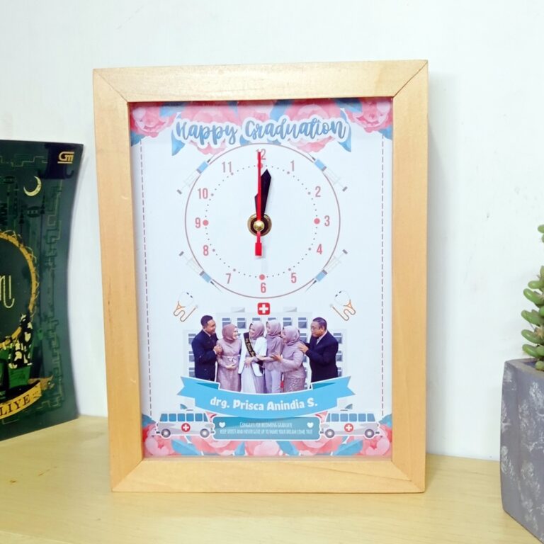 Jam Frame Kayu 2D Foto Custom Kado Wisuda Untuk Sahabat