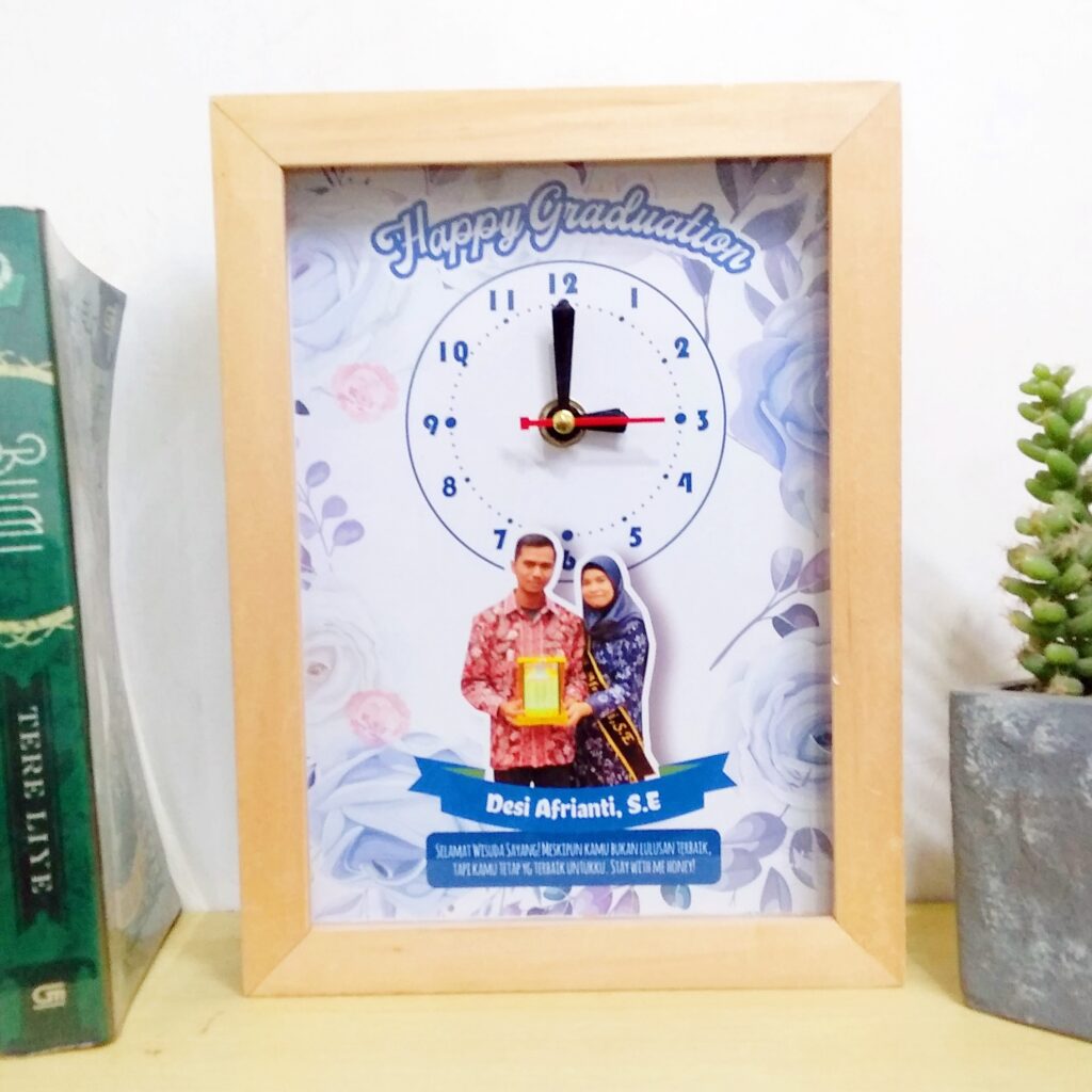 Kado Jam Frame Kayu 2D Foto Wisuda Bisa Custom - Kado Wisudaku