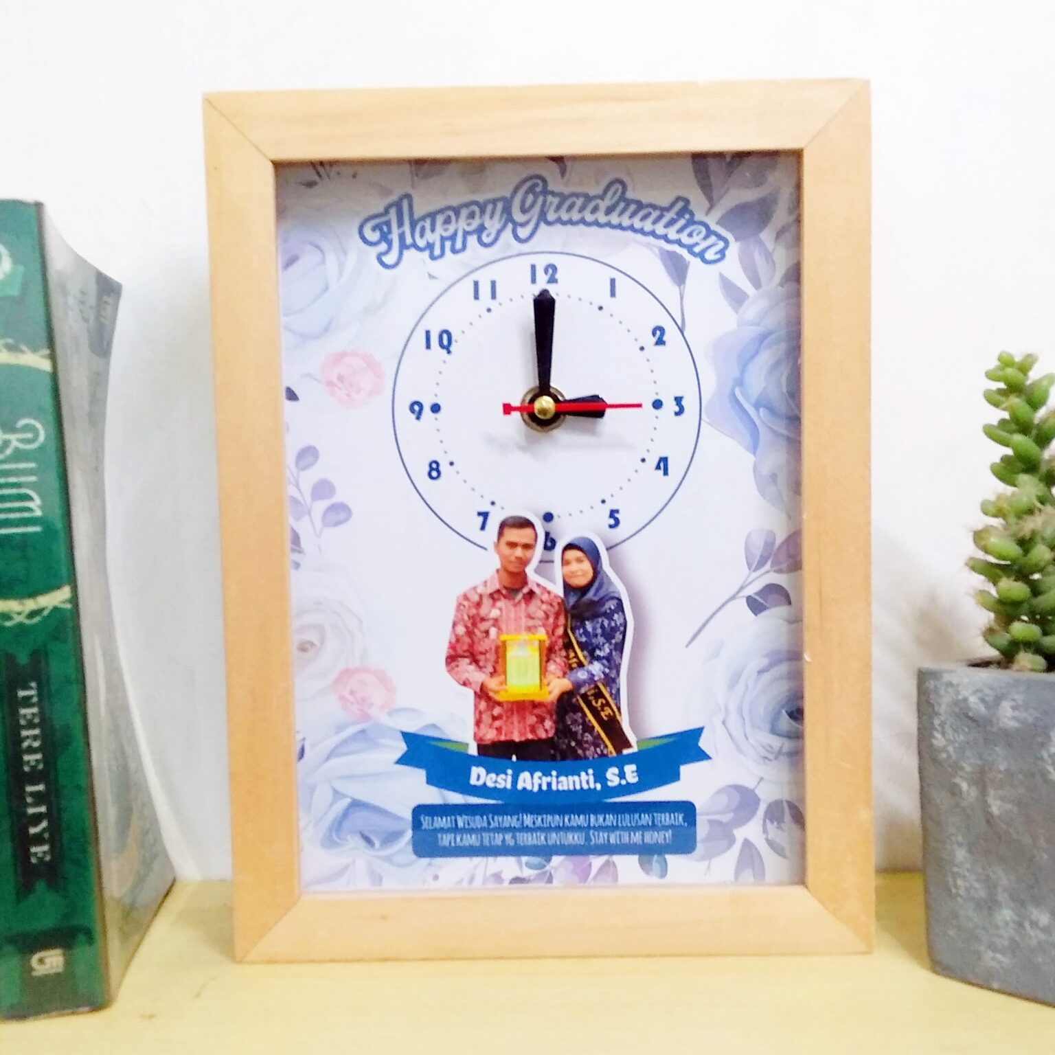 Kado Jam Frame Kayu 2D Foto Wisuda Bisa Custom - Kado Wisudaku