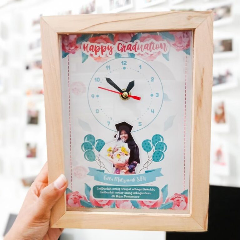 Kado Wisuda 2D Jam Frame Bingkai Kayu - Kado Wisudaku
