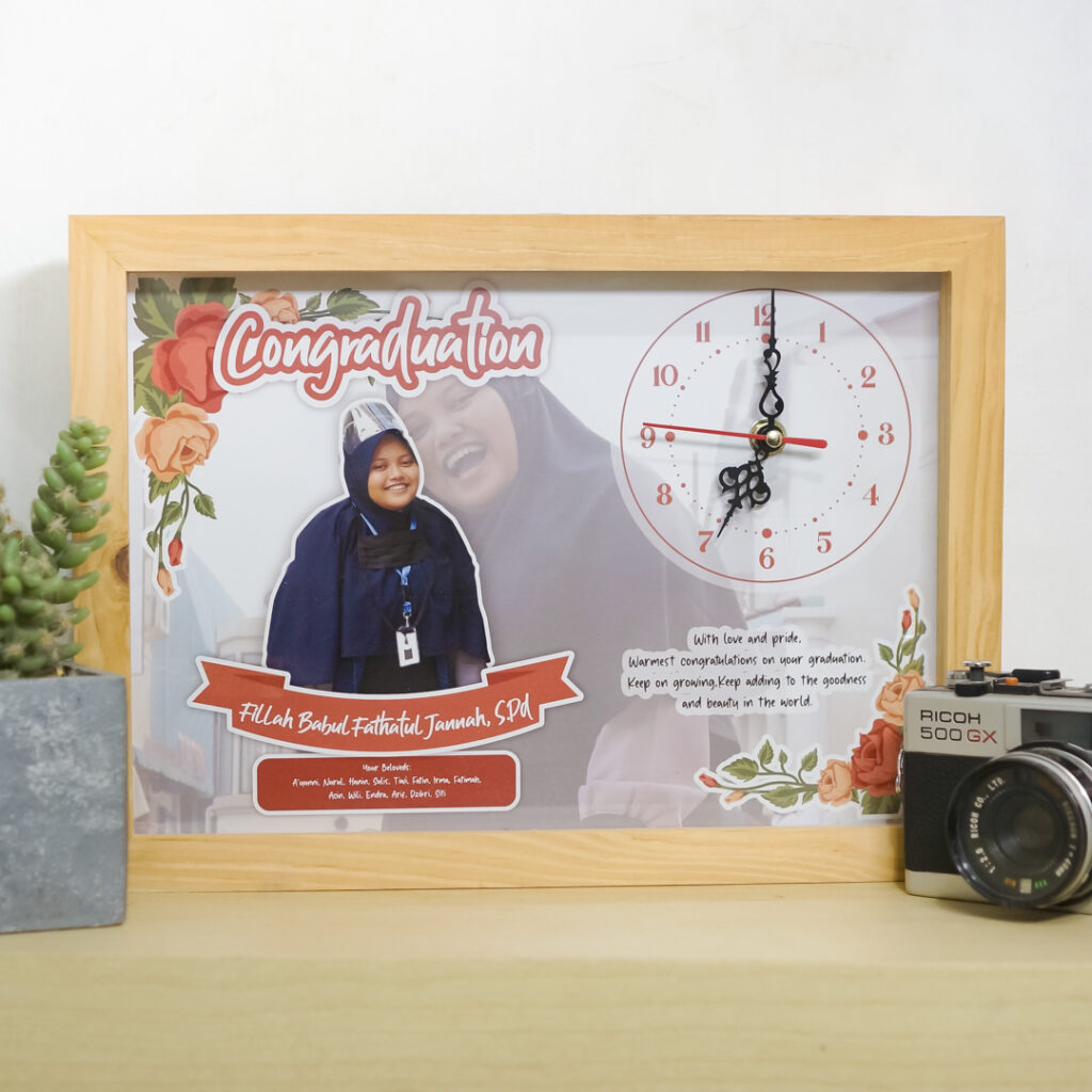 Kado Wisuda Jam Custom 2D Scrapframe Bingkai Kayu - Kado Wisudaku