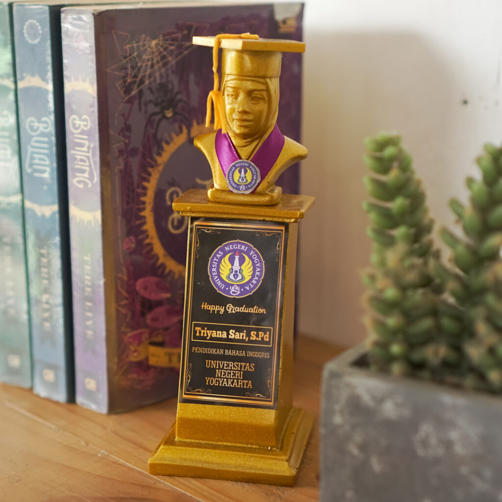 Plakat Patung Wisuda Hijab Gold Kado Wisuda - Kado Wisudaku