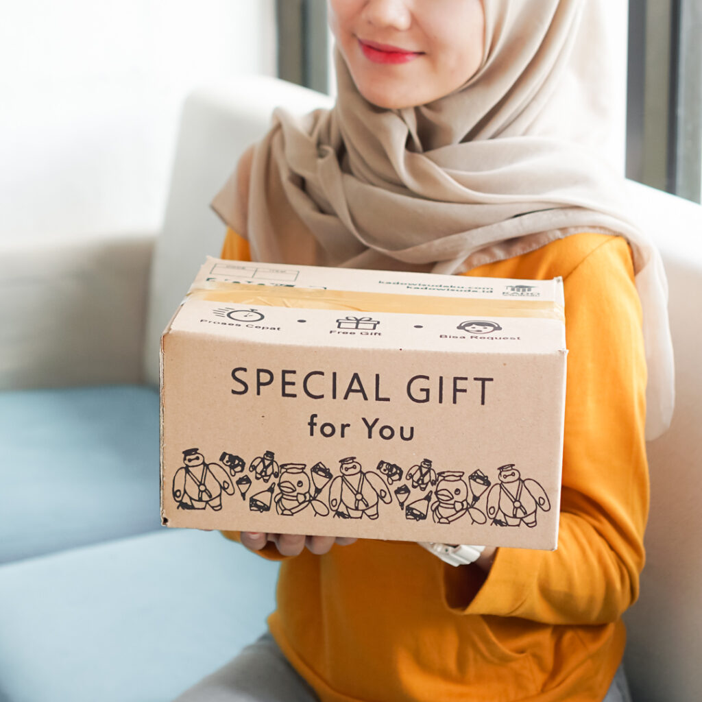 Kado Wisuda Boneka Cow Small - Kado Wisudaku