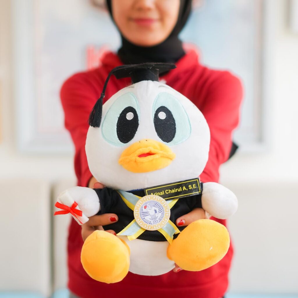 Kado Wisuda Boneka Donald Duck Medium - Kado Wisudaku