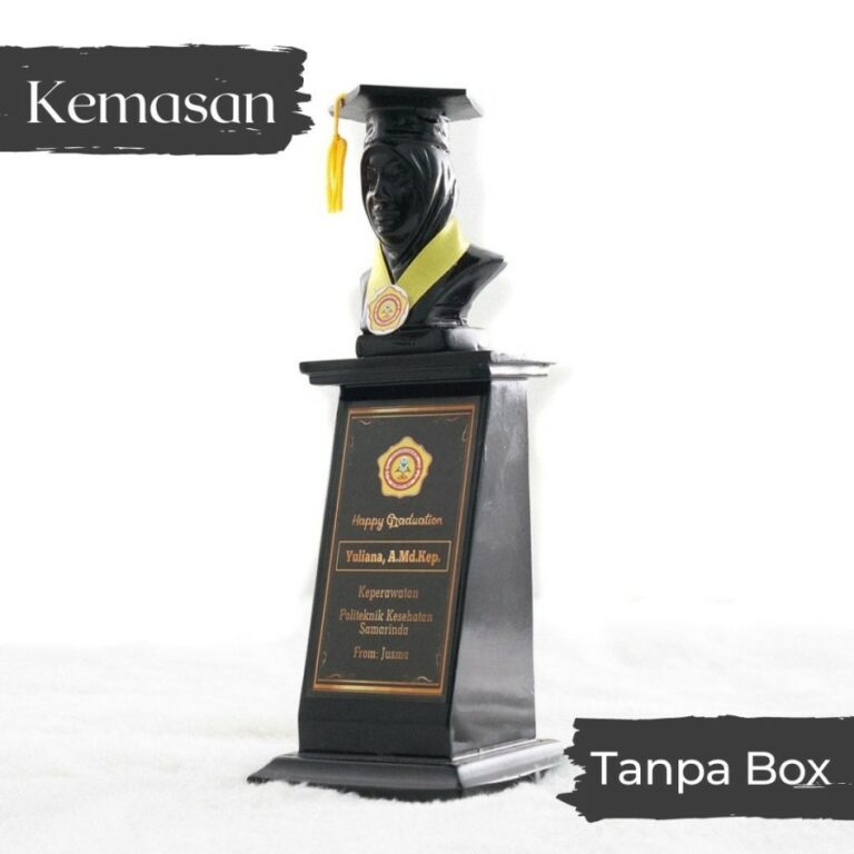 Plakat Patung Wisuda - Kado Wisudaku