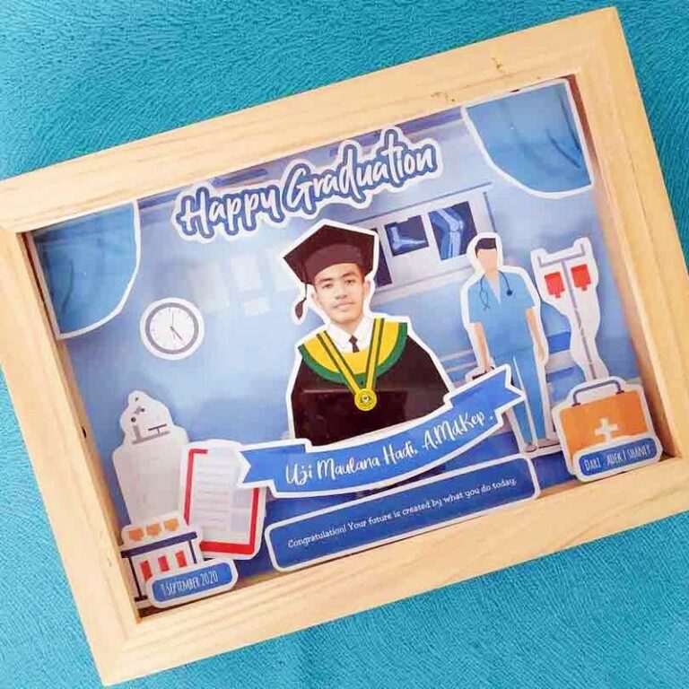 Scrap Frame Kayu 3D A4 Kado Wisuda - Kado Wisudaku