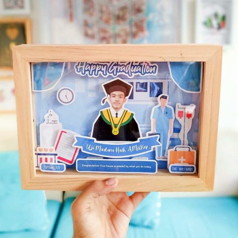Scrap Frame Kayu 3D A4 Kado Wisuda - Kado Wisudaku
