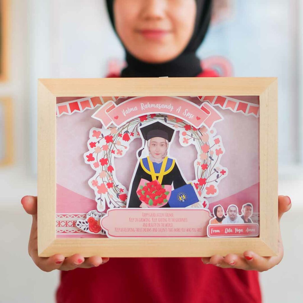 Scrapframe 3D Tema Wisuda A5 Kayu - Kado Wisudaku