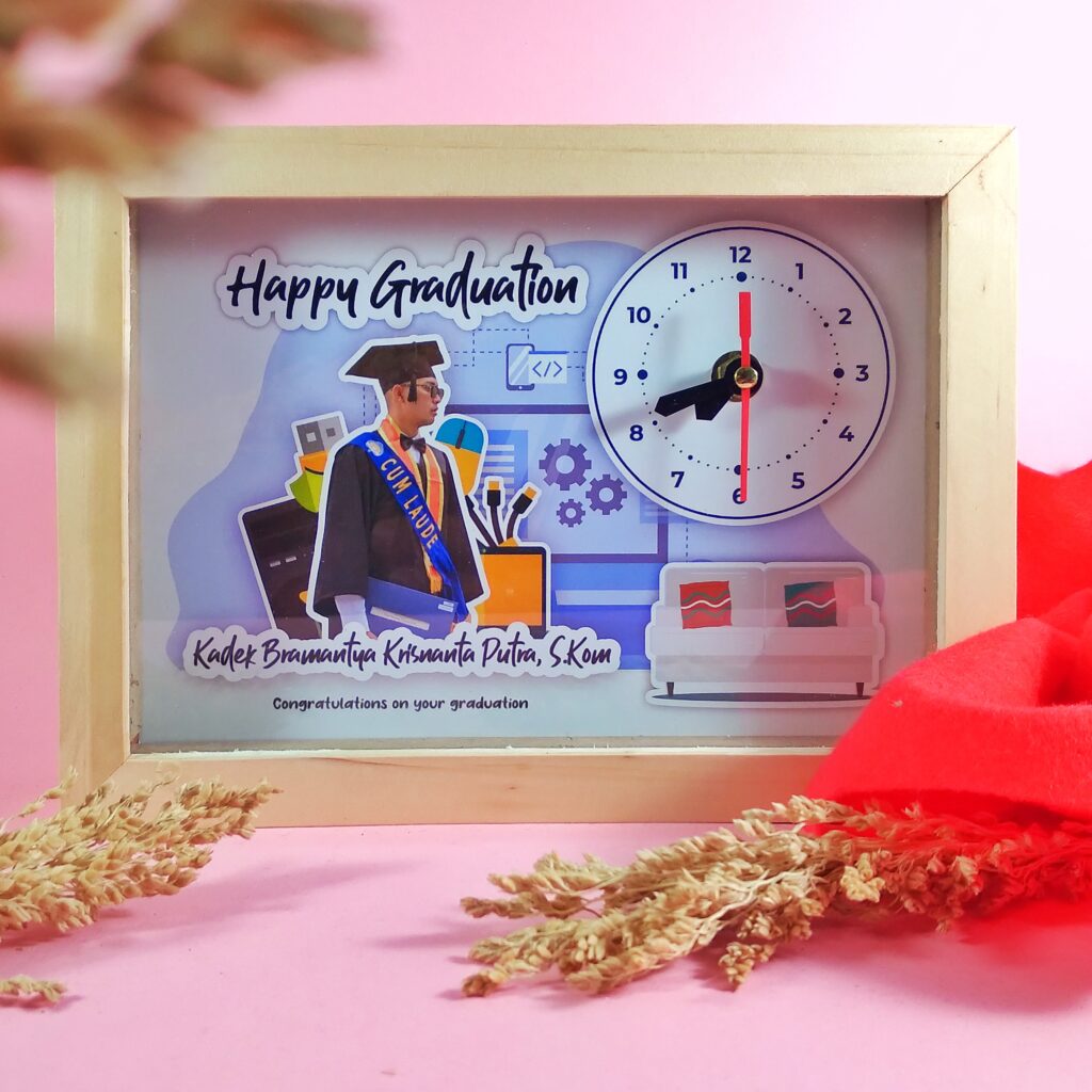 Jam Custom 2D Hadiah Wisuda Bingkai Kayu - Kado Wisudaku