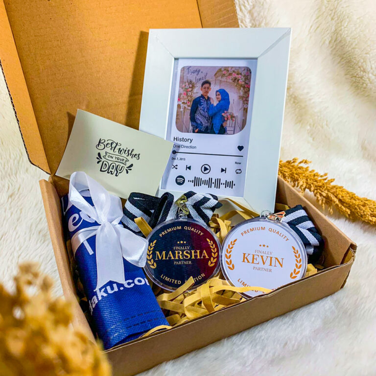 Gift Box Medali Couple dan Frame Spotify Kado Anniversary