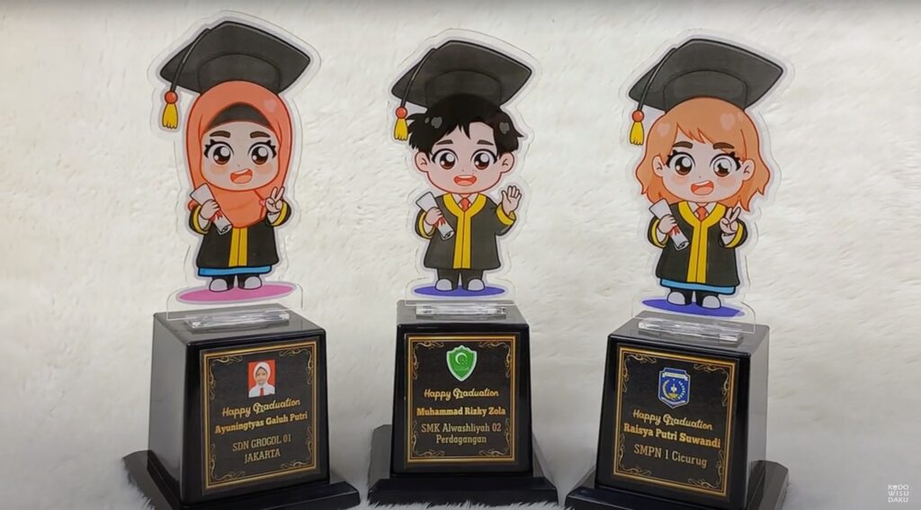 Piala Plakat Wisuda Akrilik - Kado Wisudaku